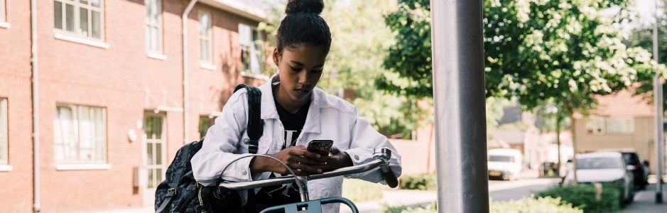Jonge fietsers onderweg verslingerd aan telefoon I Interpolis